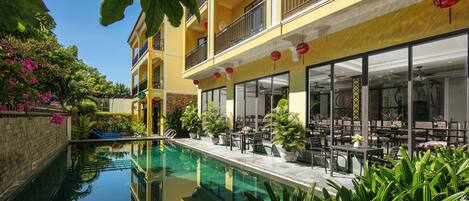 Piscina exterior, da(s) 9:00 à(s) 21:00, guarda-sóis, espreguiçadeiras