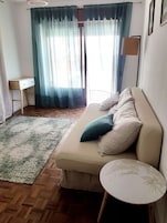 Suíte família, sacada | Escrivaninha, berços grátis, Wi-Fi de cortesia, roupa de cama