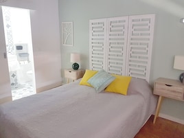 Quarto casal | Escrivaninha, berços grátis, Wi-Fi de cortesia, roupa de cama