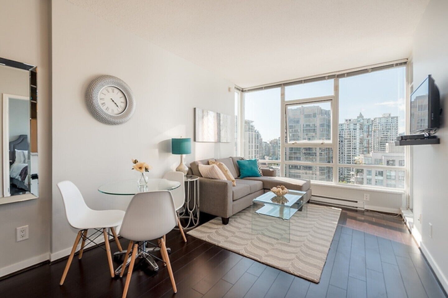 Trendy Yaletown 1 Bedroom + Den With Parking (M1) - Vancouver