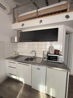 Dúplex Comfort | Cozinha privada | Um frigorífico, um micro-ondas, uma placa de cozinha 