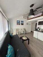 Dúplex Premium | Sala de estar | TV de ecrã plano 