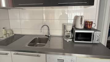 Dúplex Comfort | Cozinha privada | Um frigorífico, um micro-ondas, uma placa de cozinha