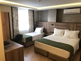 Quarto triplo | Frigobar, cofres nos quartos, escrivaninha, quartos à prova de som