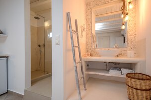 Suíte (Top Floor with Outdoor Hot Tub) | Banheiro | Produtos de toalete grátis, secador de cabelo, toalhas de banho 