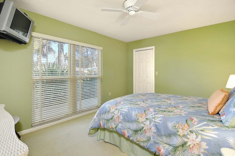 Uncle Joe's Florida Hideaway - Palm Harbor