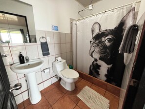 Quarto Quádruplo, 1 quarto, vista para o oceano, junto ao mar | Casa de banho | Um polibã, um chuveiro fixo, artigos de higiene pessoal grátis 
