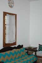 Dúplex, 3 quartos | Sala de estar | TV plasma, lareira 