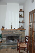 Dúplex, 3 quartos | Sala de estar | TV plasma, lareira 