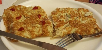 Prato com comida, garfo e faca.