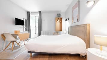 Estúdio, vista para o pátio (Les Sextuples) | Individualmente decorados, individualmente mobiliados, escrivaninha