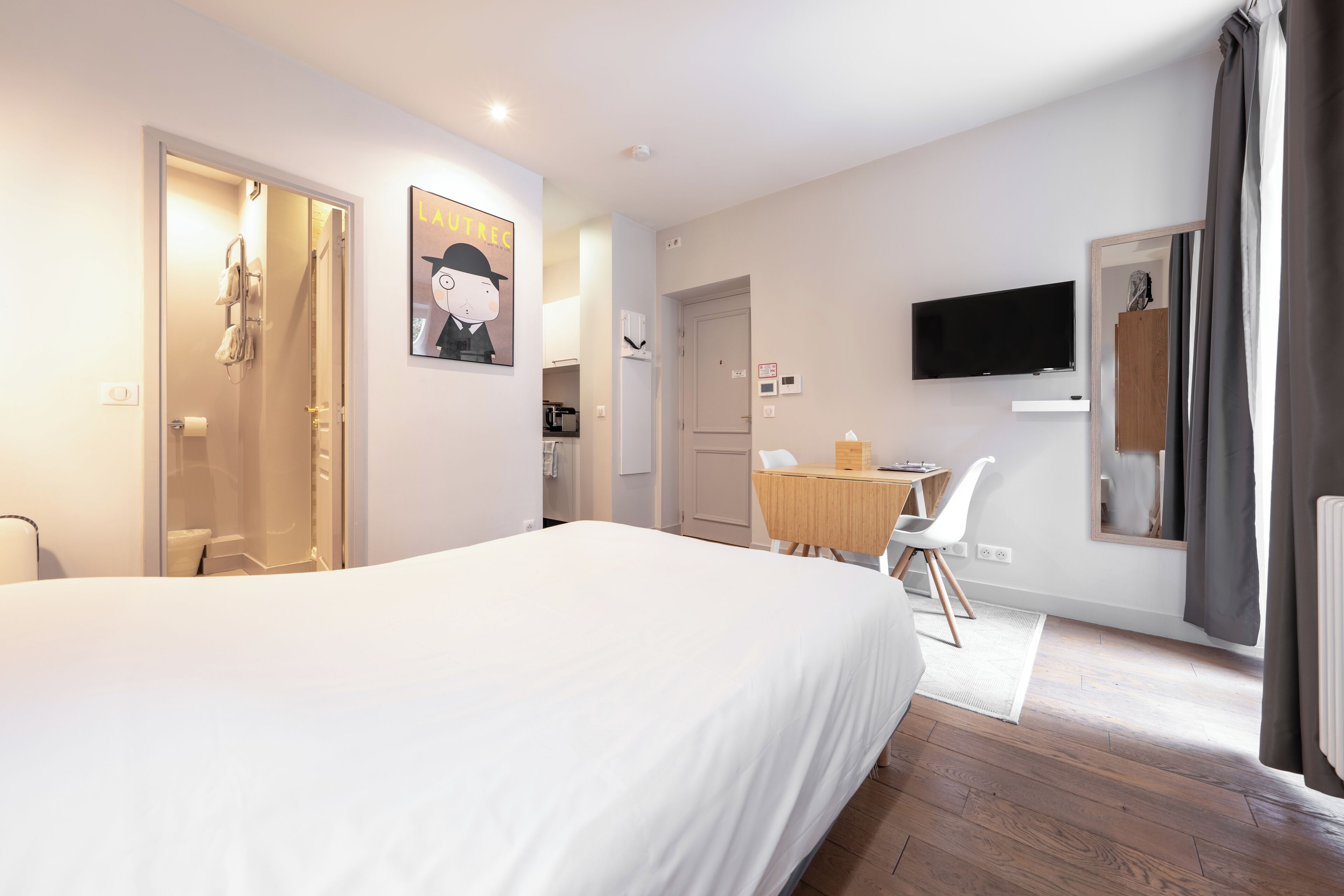 Estúdio, vista para o pátio (Les Sextuples) | Com decoração personalizada, com mobília individualizada, secretária 