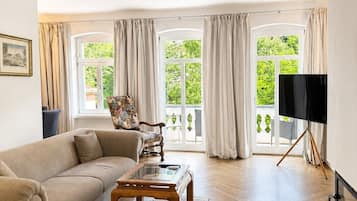 Apartamento luxo, 3 quartos, sacada, vista para o parque (incl. final cleaning fee € 80,-) | Quartos à prova de som, camas extras/dobráveis (sobretaxa)