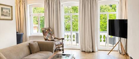 Apartamento luxo, 3 quartos, sacada, vista para o parque (incl. final cleaning fee € 80,-) | Quartos à prova de som, camas extras/dobráveis (sobretaxa)