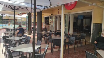 Bar à beira da piscina