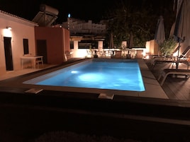 Piscina exterior, guarda-s óis, espreguiçadeiras 
