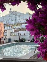 Piscina exterior, guarda-sóis, espreguiçadeiras 