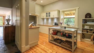 Casa conforto, 5 quartos | Cozinha privada | Geladeira grande, micro-ondas, fogão, cooktop