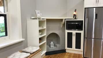 Geladeira grande, micro-ondas, fogão, cooktop