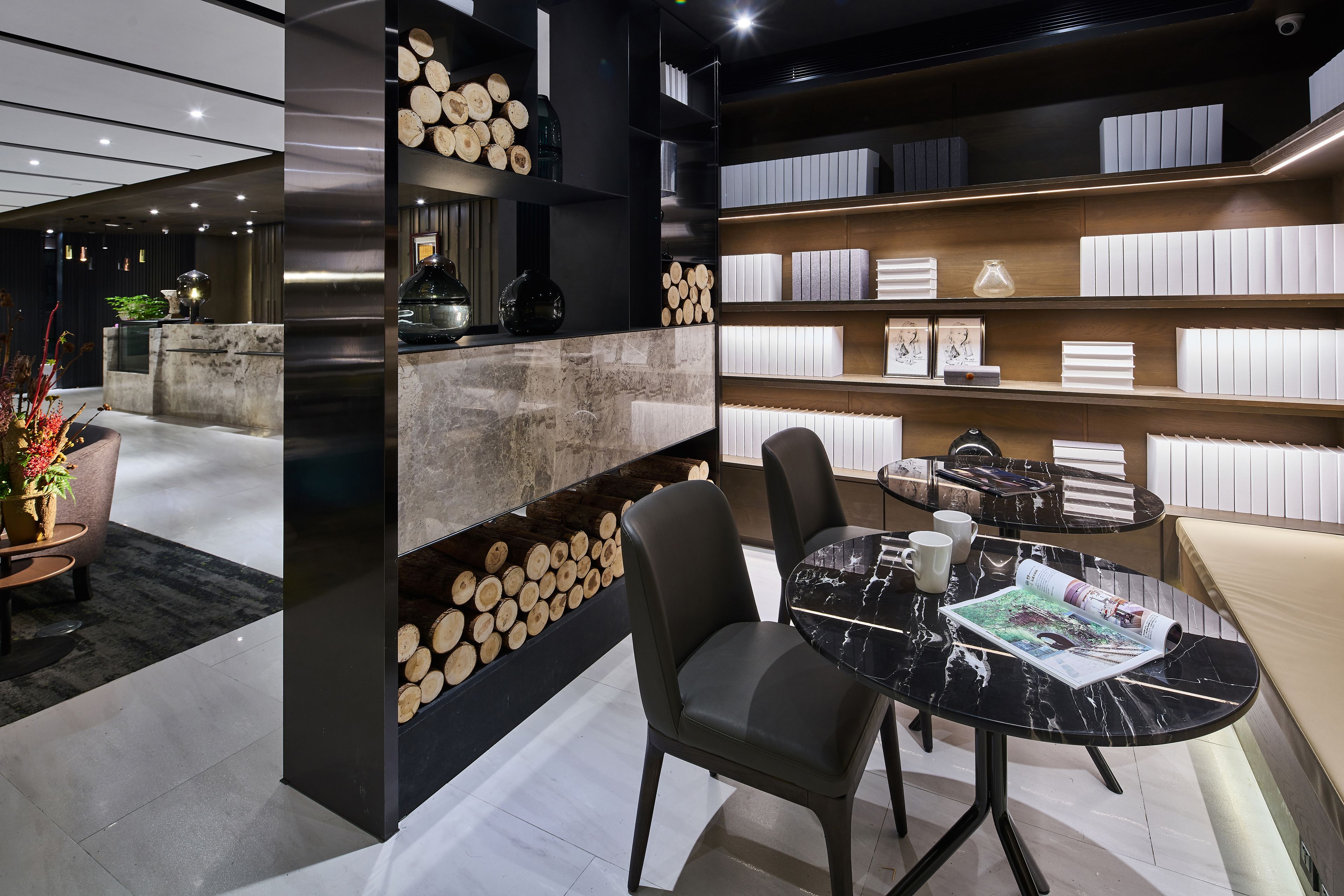 Um interior moderno com uma mesa de mármore, cadeiras e uma estante com objetos organizados.