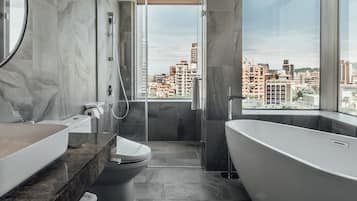 Quarto casal superluxo, vista para o rio | Banheiro | Produtos de toalete grátis, secador de cabelo, chinelos