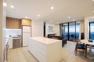 Apartamento, 3 quartos, vista para o oceano, junto ao mar (High Floor) | Cozinha privada | Um micro-ondas, uma cafeteira/bule, uma chaleira elétrica 