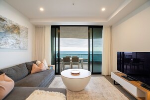 Apartamento, 3 quartos, vista para o oceano, junto ao mar (High Floor) | Sala de estar | TV de ecrã plano, leitor de DVD