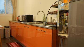 Refrigerador em uma área comum
