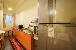 Refrigerador em uma área comum, chaleira elétrica