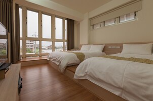 Quarto quádruplo família, 2 camas de casal, vista para o pátio, no pátio (R204) | Edredons de pluma, frigobar, individualmente decorados