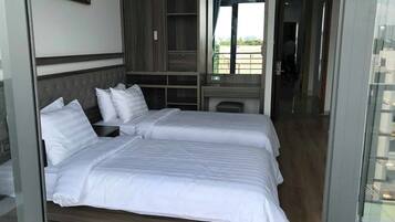 Quarto Duplo Panorâmico, 1 cama king-size, varanda, vista para o rio (Suite) | 1 quarto, edredões de penas, camas de colchão pillowtop, minibar