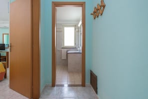 Chuveiro, secador de cabelo (mediante solicitação), bidê