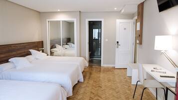 Quarto Triplo | 1 quarto, secretária, Wi-fi grátis, roupa de cama fornecida