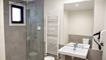 Quarto Duplo ou Twin | Casa de banho | Um polibã, artigos de higiene pessoal grátis, toalhas fornecidas