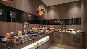 Um buffet de café da manhã com diversos alimentos e acompanhamentos.