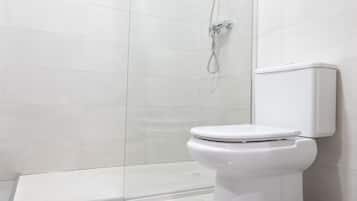 Um bidé, toalhas fornecidas