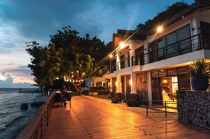 Serviço de café da manhã, local e internacional, vistas para a praia 