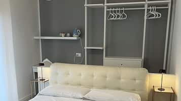 Camera doppia, bagno in camera,con il balcone | Escrivaninha, ferros/tábuas de passar roupa, Wi-Fi de cortesia