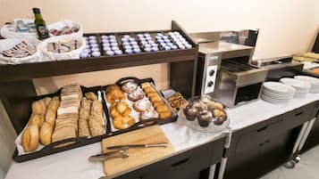 Pequeno-almoço tipo buffet diário (14 EUR por pessoa)