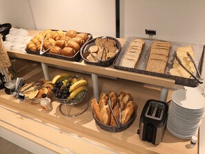 Pequeno-almoço tipo buffet diário mediante uma taxa 