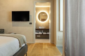 Quarto casal luxo | Roupas de cama premium, frigobar, cofres nos quartos, escrivaninha