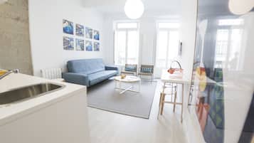 Apartamento família | Sala de estar | TV de tela plana