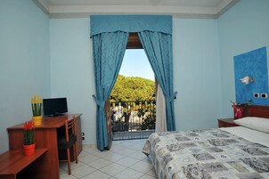 Quarto Duplo ou Twin | Cofre no quarto, secretária, roupa de cama fornecida