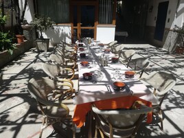 Almoços e jantares servidos, incluindo cozinha italiana