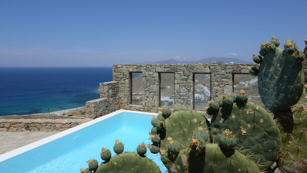 Piscina exterior, espreguiçadeiras 