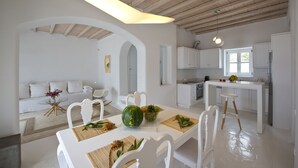 Villa, 3 quartos, vista para o mar (Celina) | Sala de estar | TV de ecrã plano 