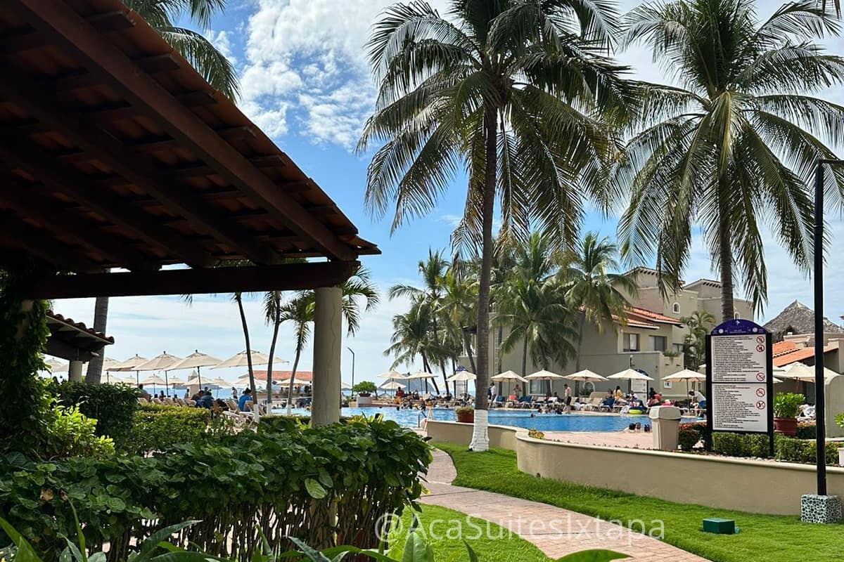 Vila família, 2 quartos, vista para a piscina | 2 quartos, roupas de cama premium, cofres nos quartos