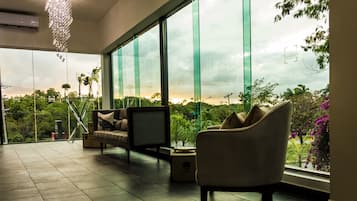 Área de estar no saguão