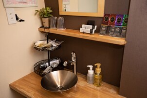 Quarto casal standard, para fumantes | Individualmente decorados, Wi-Fi de cortesia, roupa de cama