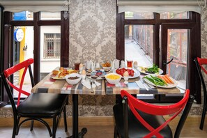 Pequeno-almoço tipo buffet diário incluído 